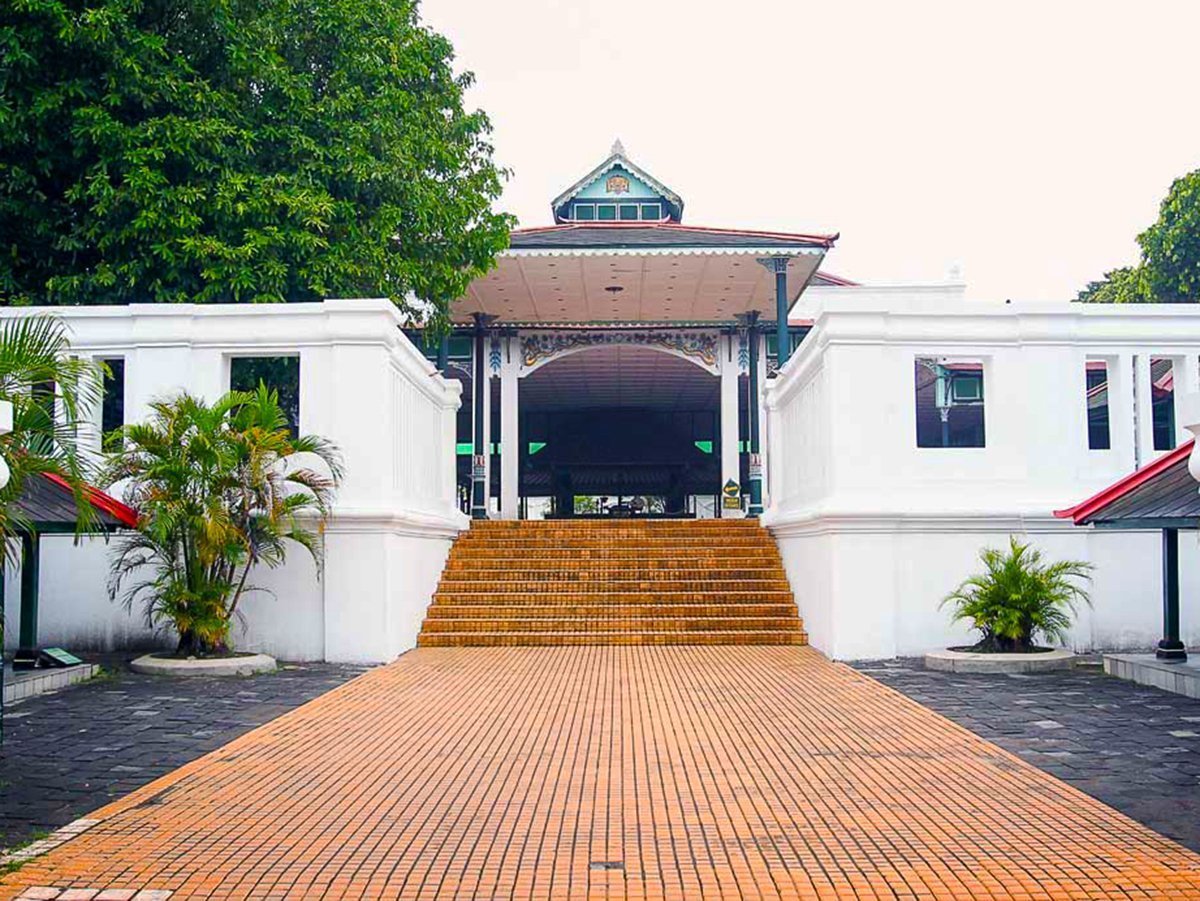 Yogyakarta Palace (Kraton) Entrance Fee & Performance - IdeTrips