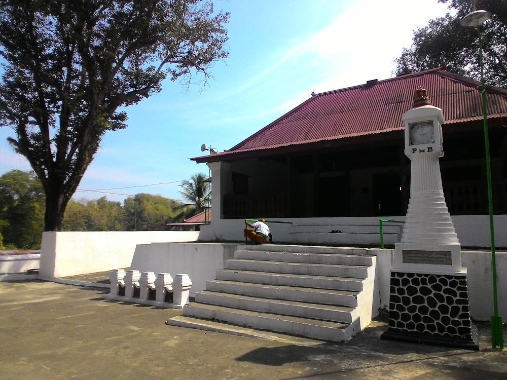 Imogiri Royal Cemetery Guide To Explore & Dress Code - IdeTrips