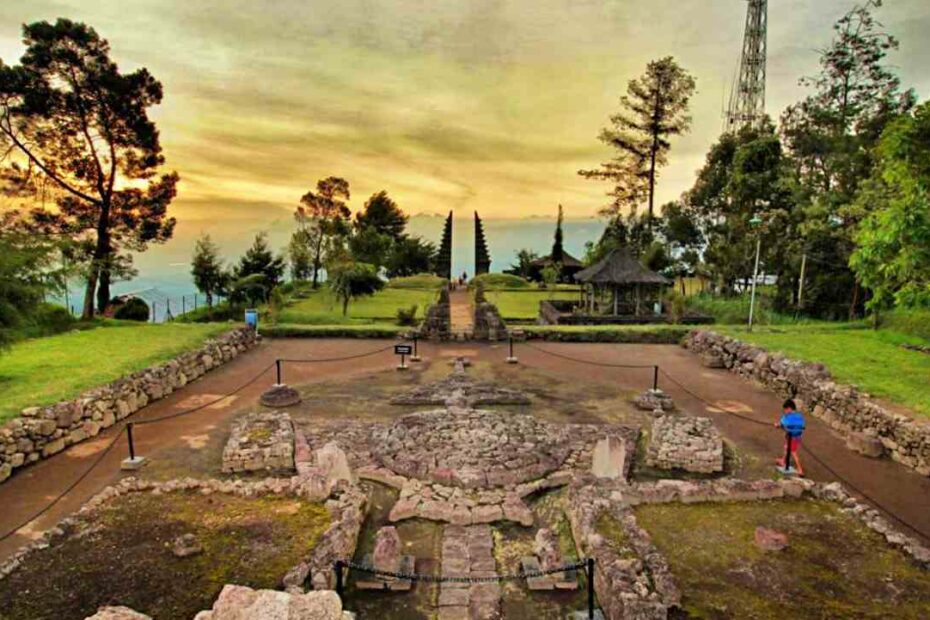 Cetho Temple Guide, Sunset Spot & Attraction - IdeTrips